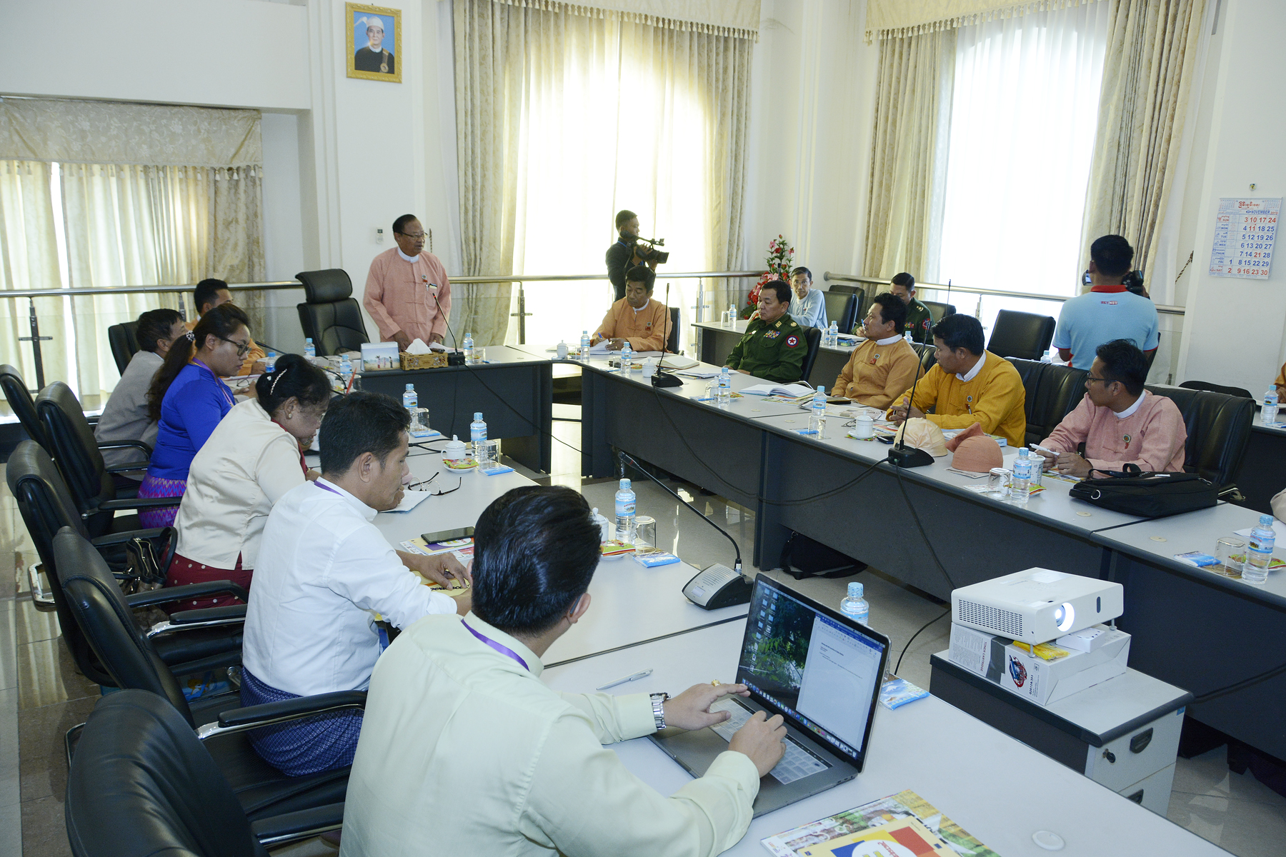ပြည်သူ့လွှတ်တော်၊ ဥပဒေကြမ်းကော်မတီဥက္ကဋ္ဌ ဉီးခင်မောင်ဝင်း Colors ...