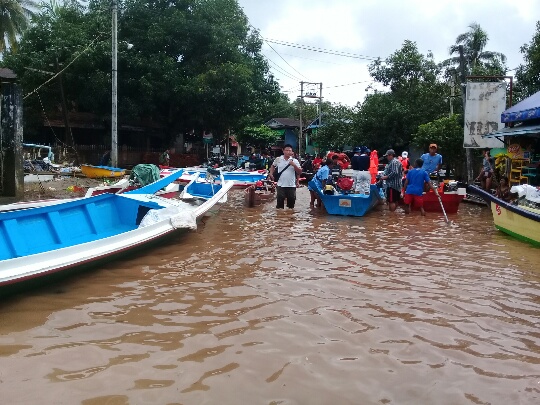 Philanthropists from Dagon Myothit donate relief items to flood victims ...