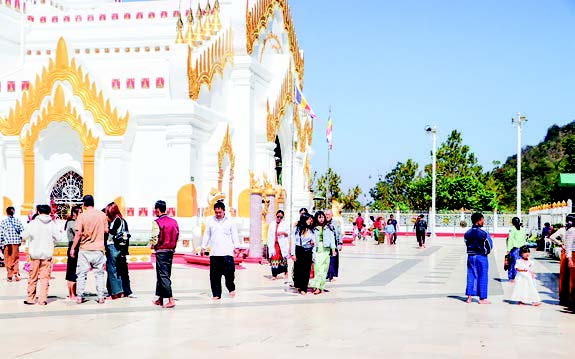 Taunggyi pagodas bustling with pilgrims on Tabodwe full moon | Myanmar ...